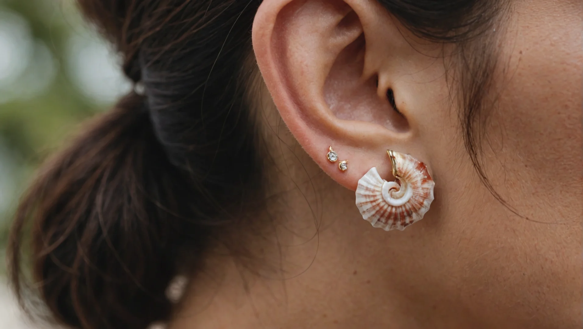 Piercing conch pour femmes : esthétique et bienfaits inattendus